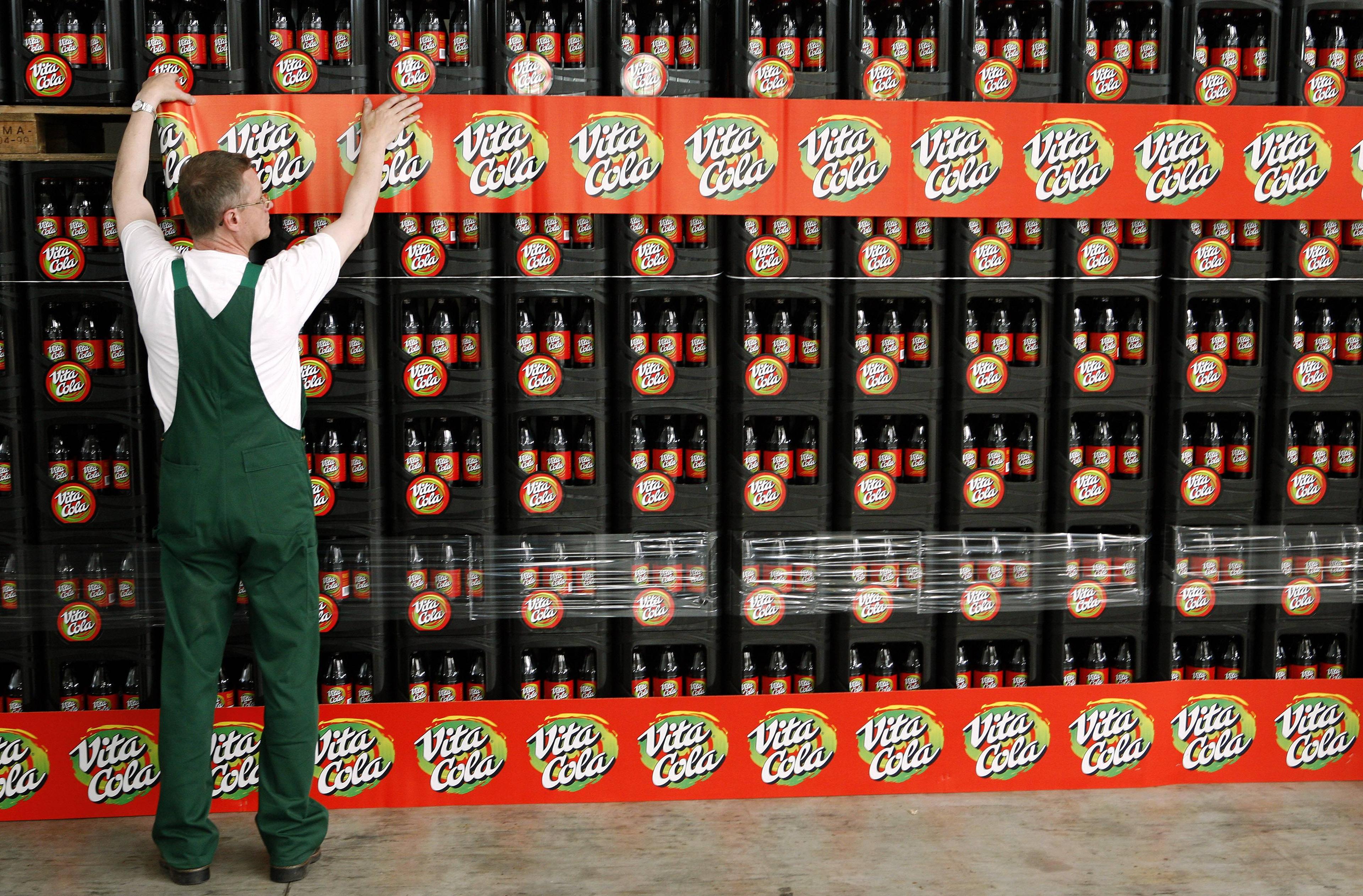 Westlohn für Ost-Cola | JACOBIN Magazin